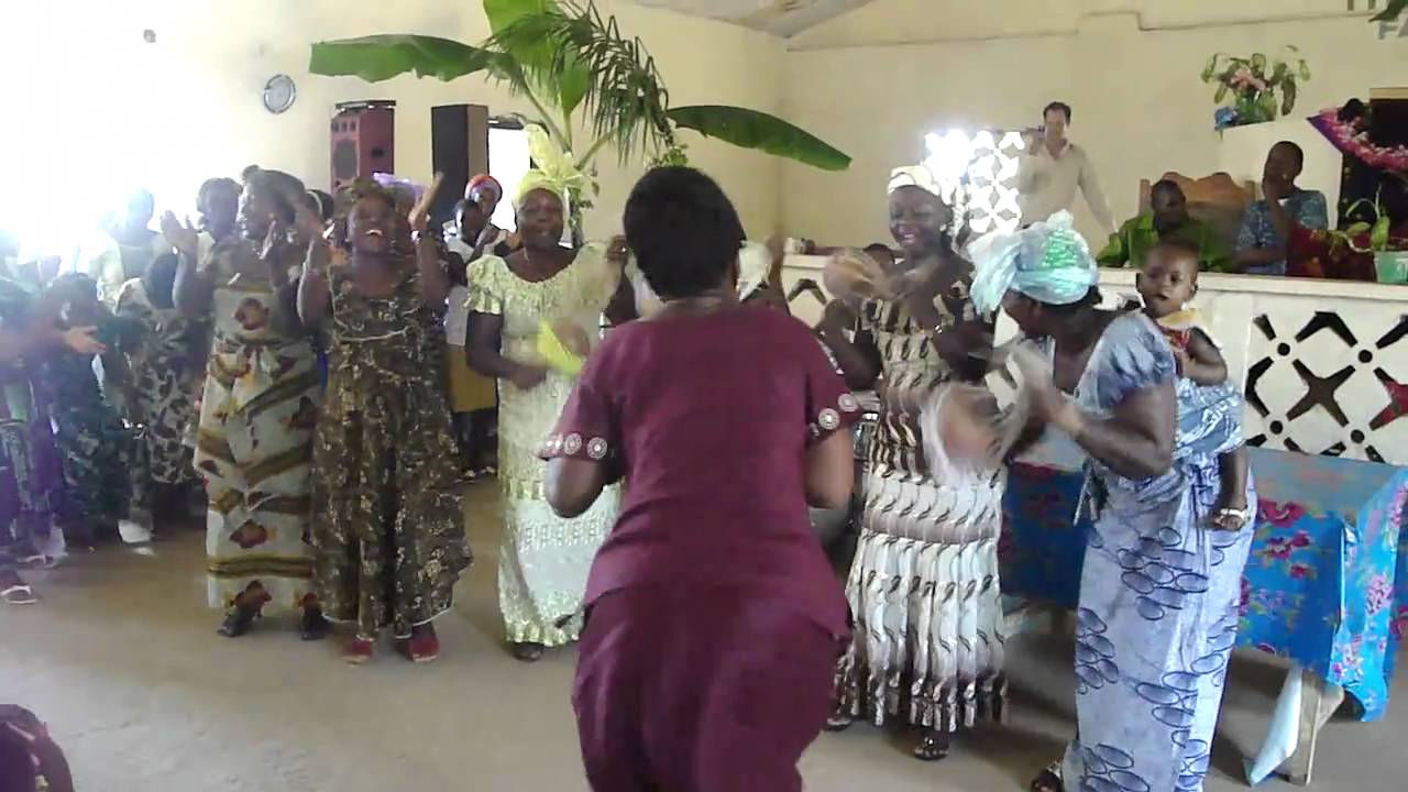Liberian women playing saasaa instruments - YouTube