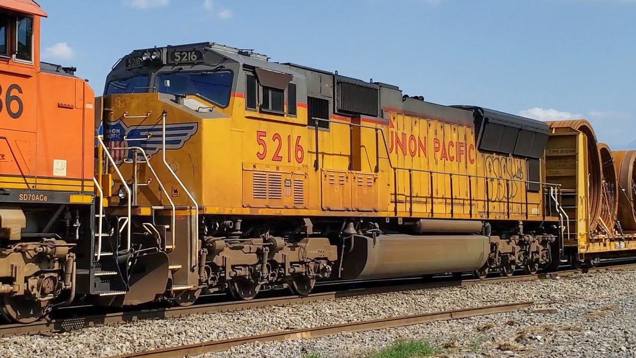 SD70M DE UP! BNSF SD70ACe en el Mercantil Monterrey Sanchez - YouTube