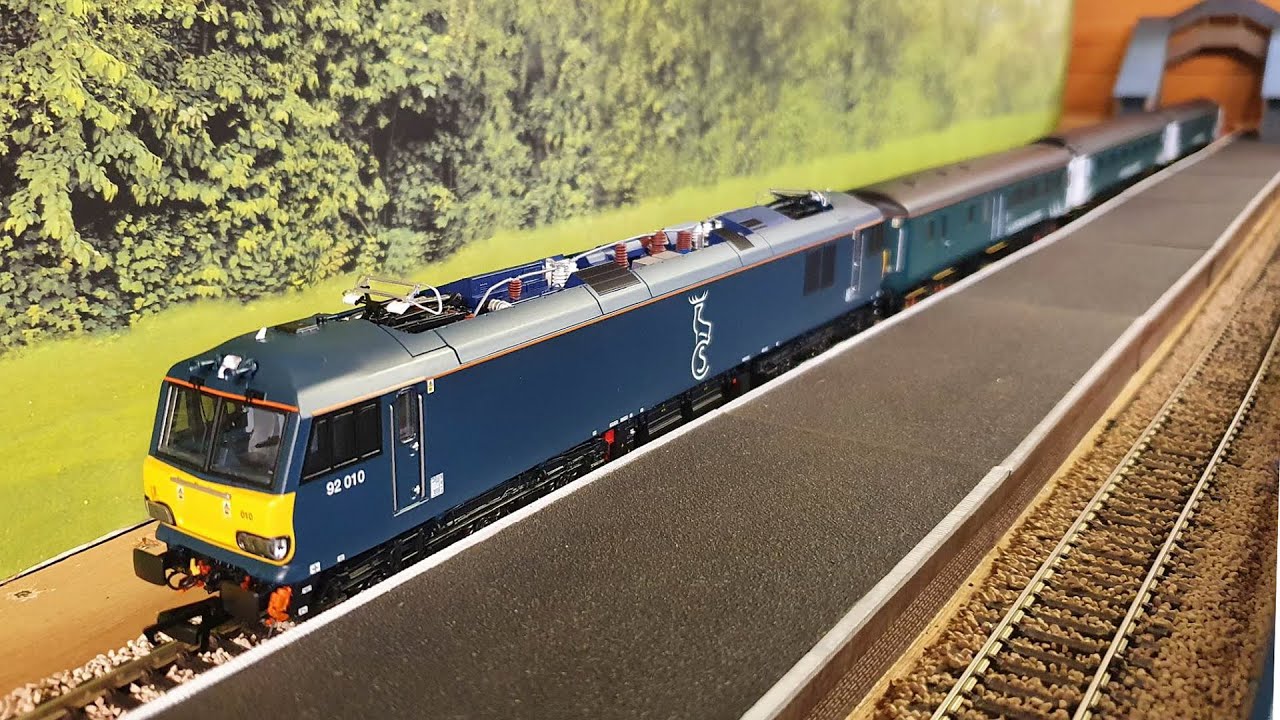 Accurascale Class 92 92010 Caledonian Sleeper livery review - YouTube