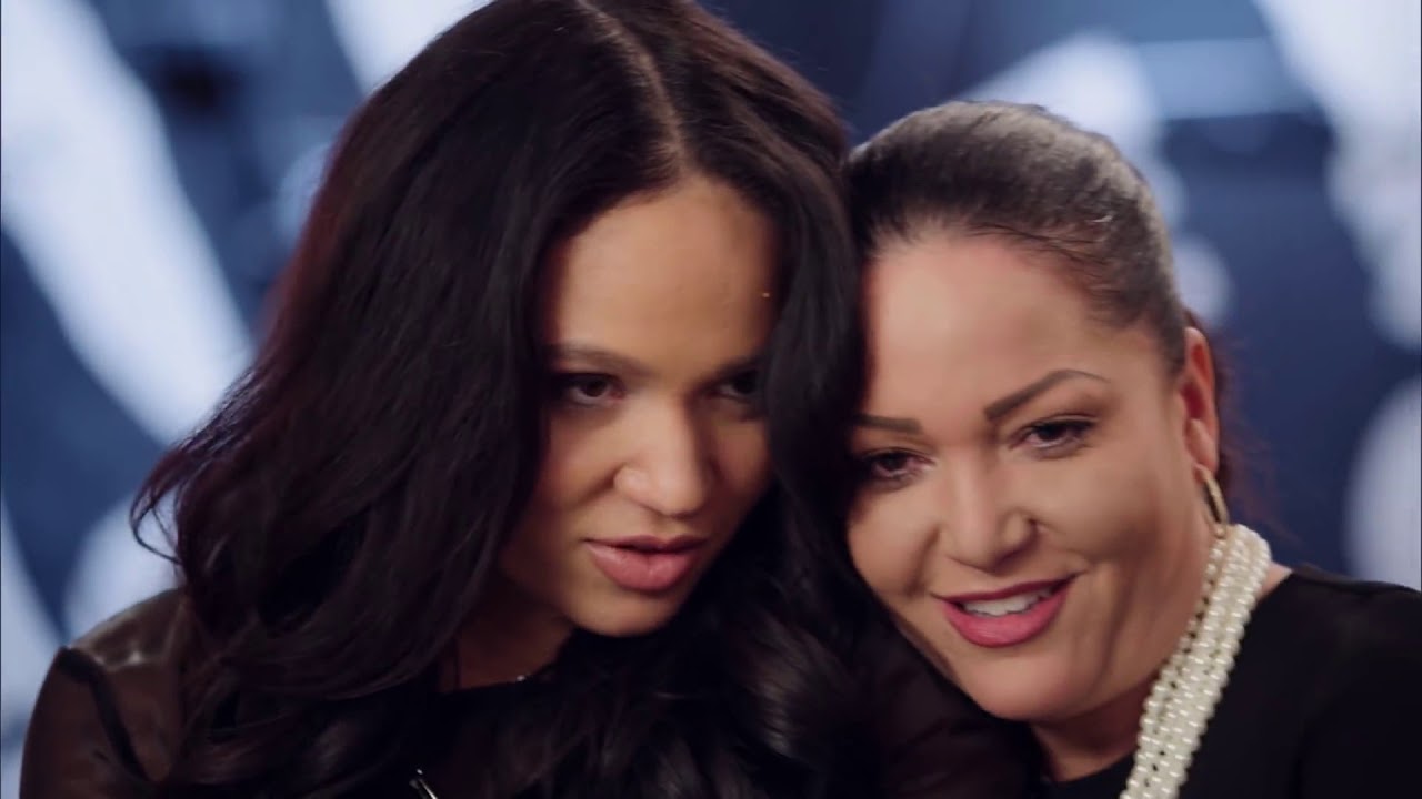 The voice recibe a su primer participante trans - YouTube