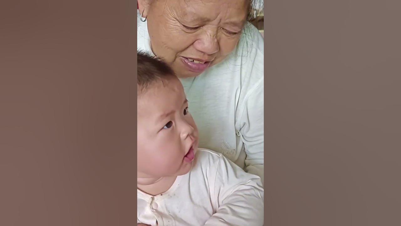 小悅悅在家和奶奶玩得好開心！ 小曾白擔心了 侗家老羅 Youtube