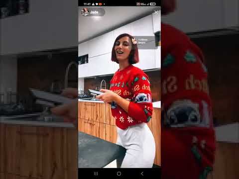 Cute Woman with Nice Hips Twerking 