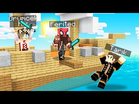 DENİZDE BİZE KORSANLAR SALDIRDI! 🏴‍☠️🌊 - Minecraft