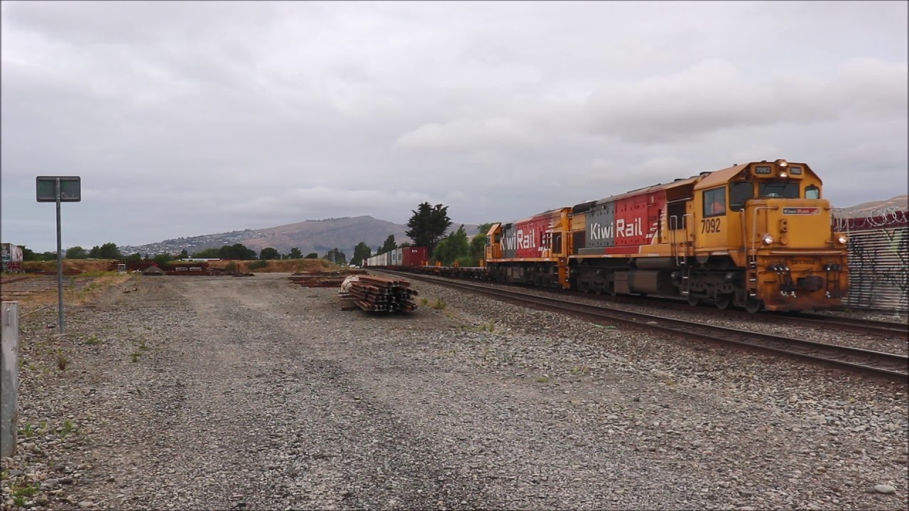 Train 885 Passing Through Waltham - YouTube