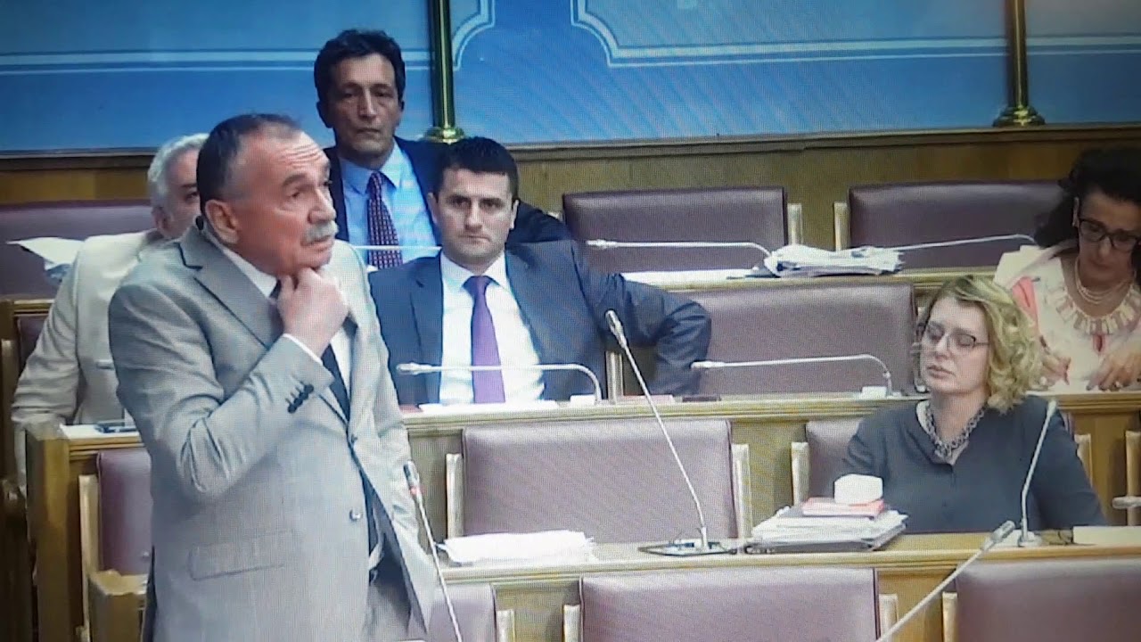 Branko Radulović plače u Skupštini - YouTube
