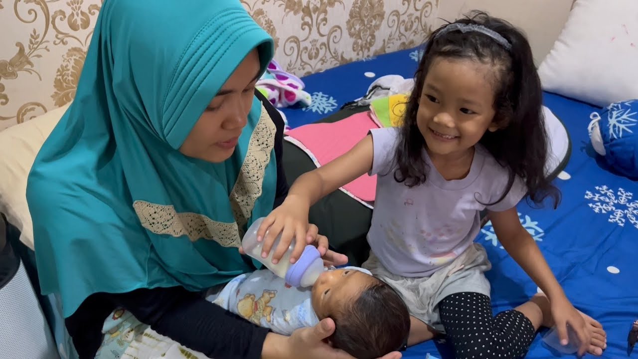 PERTAMA KALI KASIH ADIK BAYI MINUM SUSU DOT🍼👶 | QIFA AGUNG - YouTube