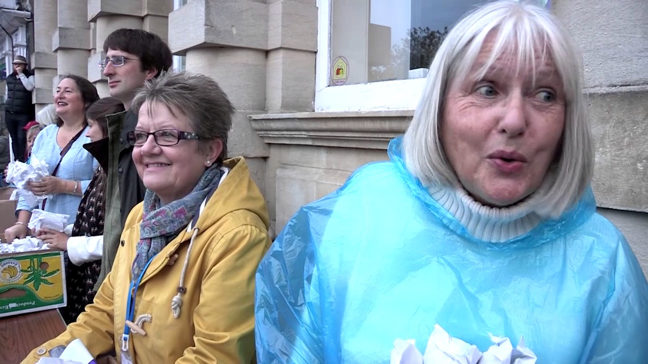 Devizes Confetti battle 2014 - YouTube