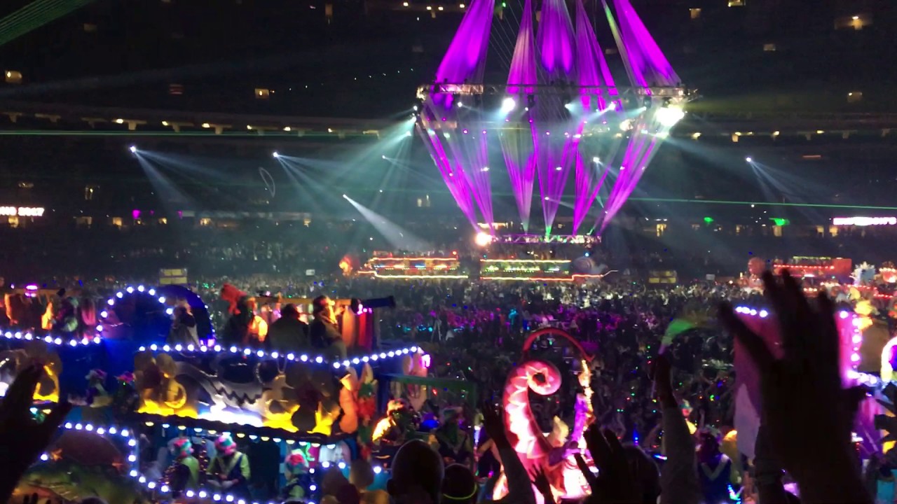 Watching floats enter the Super Dome VII - Endymion Parade New Orleans ...