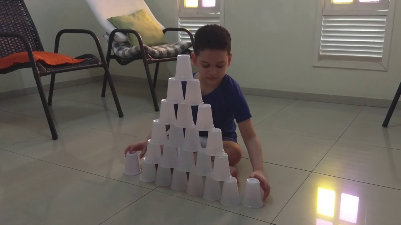 Como fazer uma torre de copos. - YouTube