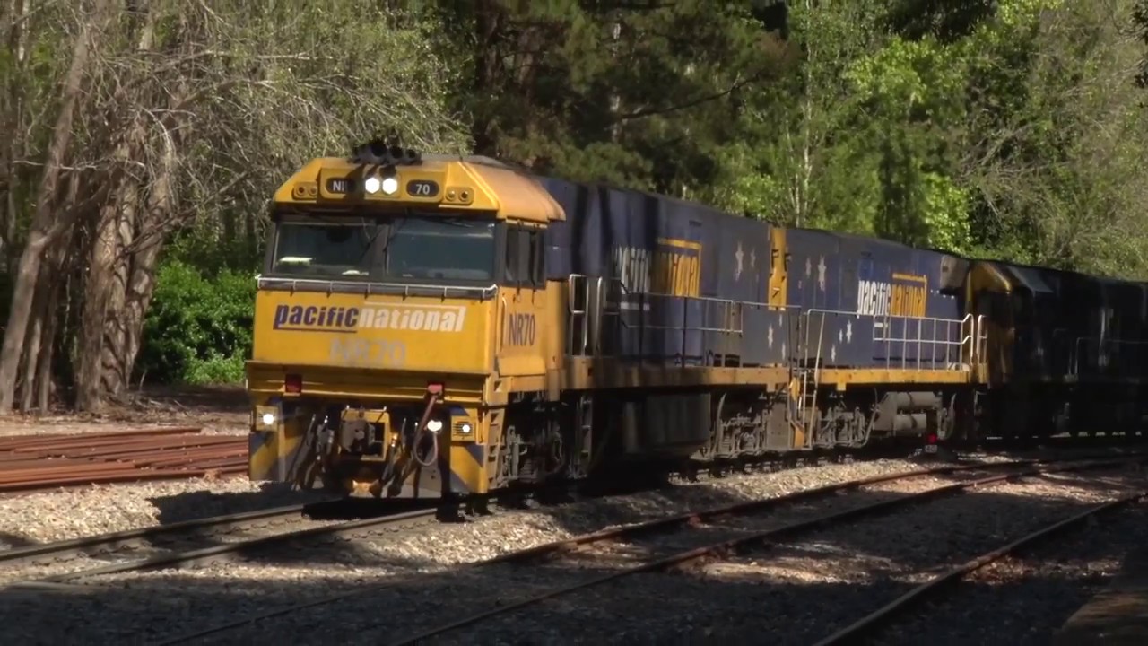 Eastbound Pacific National Intermodal at Mt Lofty with EMD- 82 class ...