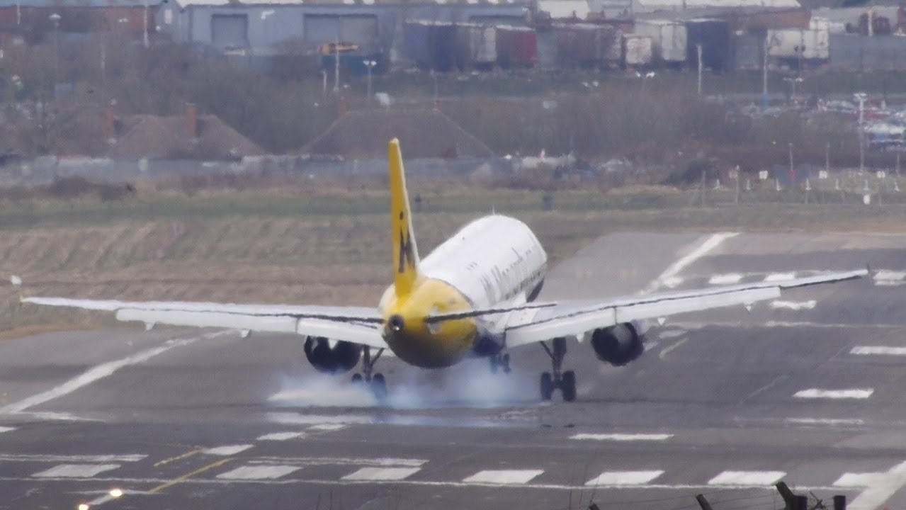 Aborted landing (with touchdown) in crosswind - YouTube