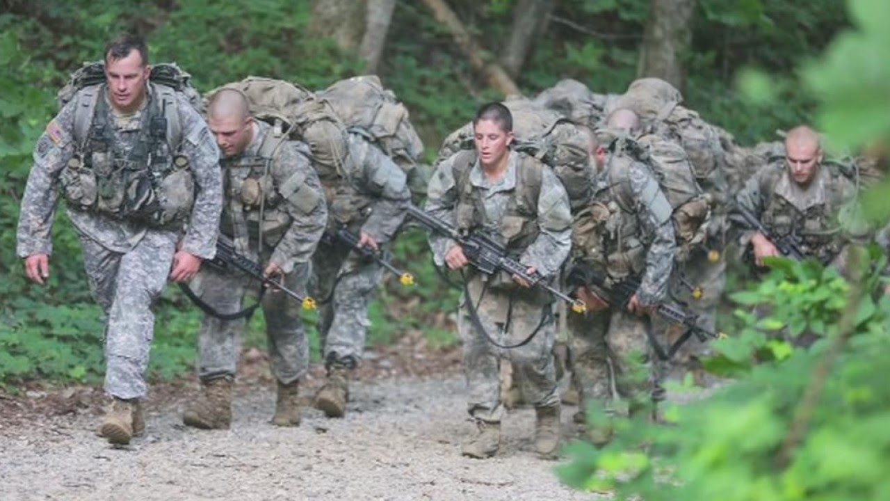 Las primeras mujeres soldados en graduarse como "rangers" - YouTube