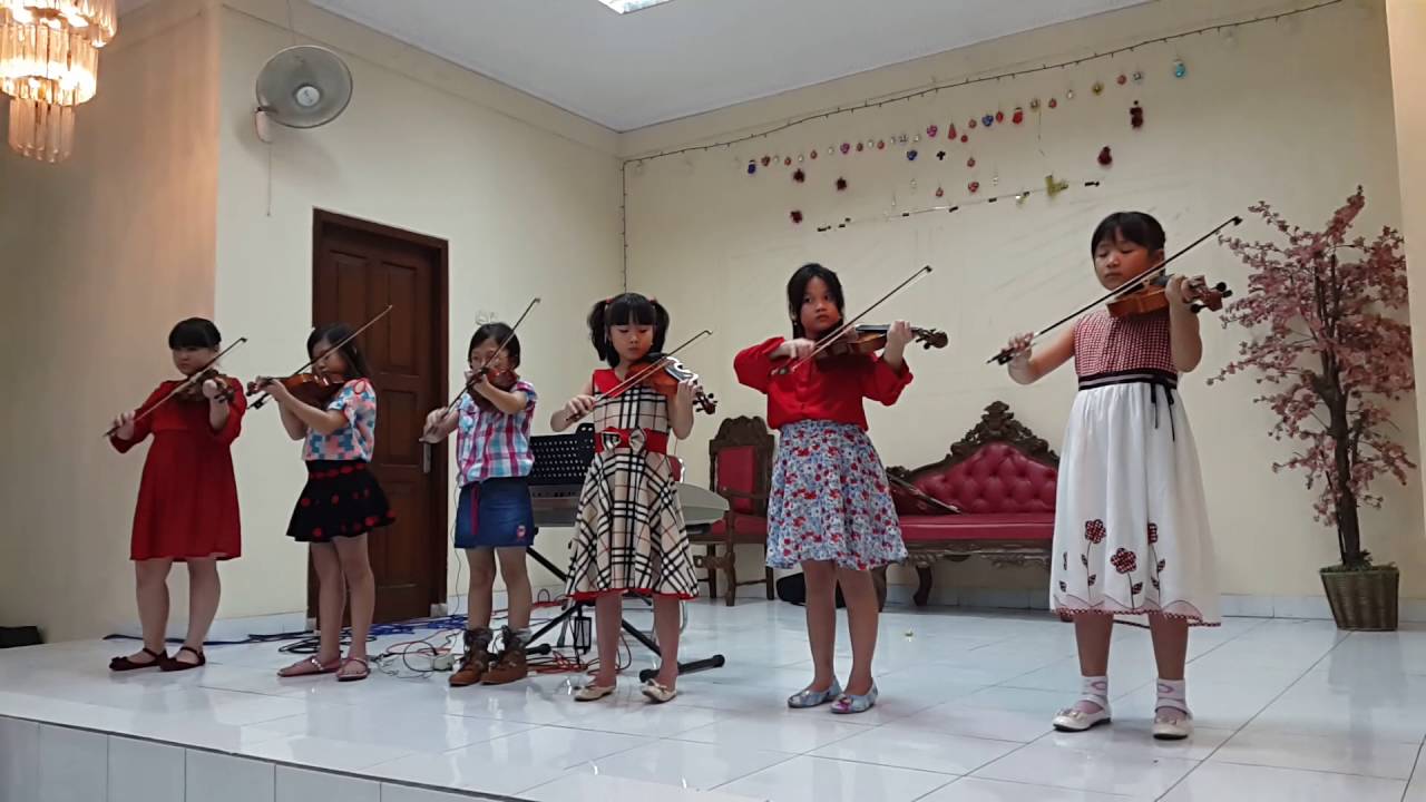 Viraginia dan semuanya main BIOLA - YouTube