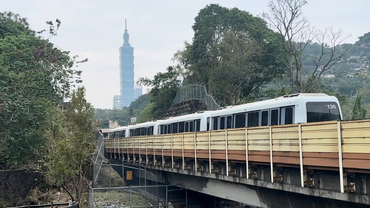 台北捷運 文湖線 龐巴迪INNOVIA APM 256 / BT370型電聯車 辛亥－麟光站間 - YouTube