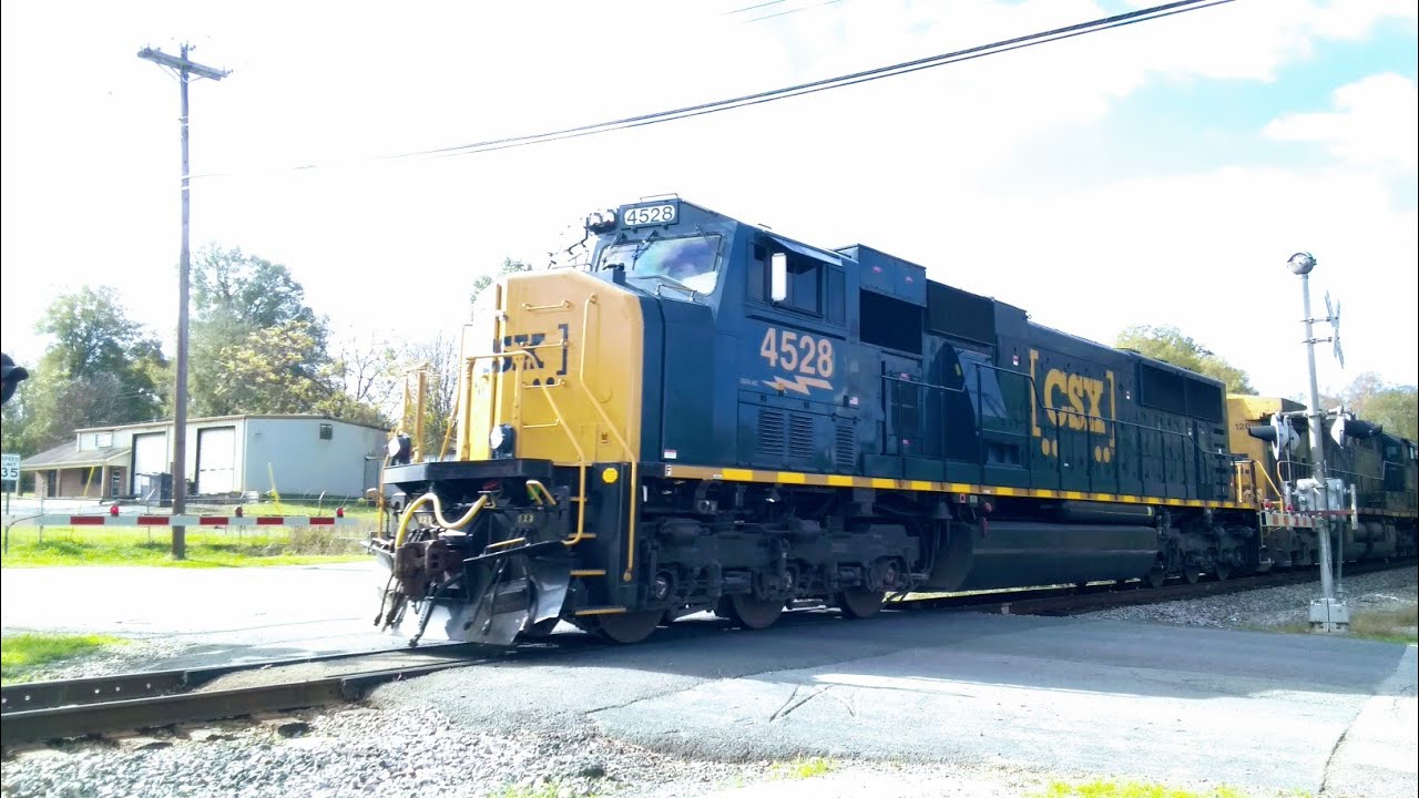 CSX Train Q583 headed Northbound With CSXT 4528 in the lead @Monroe 11/14/20 - YouTube
