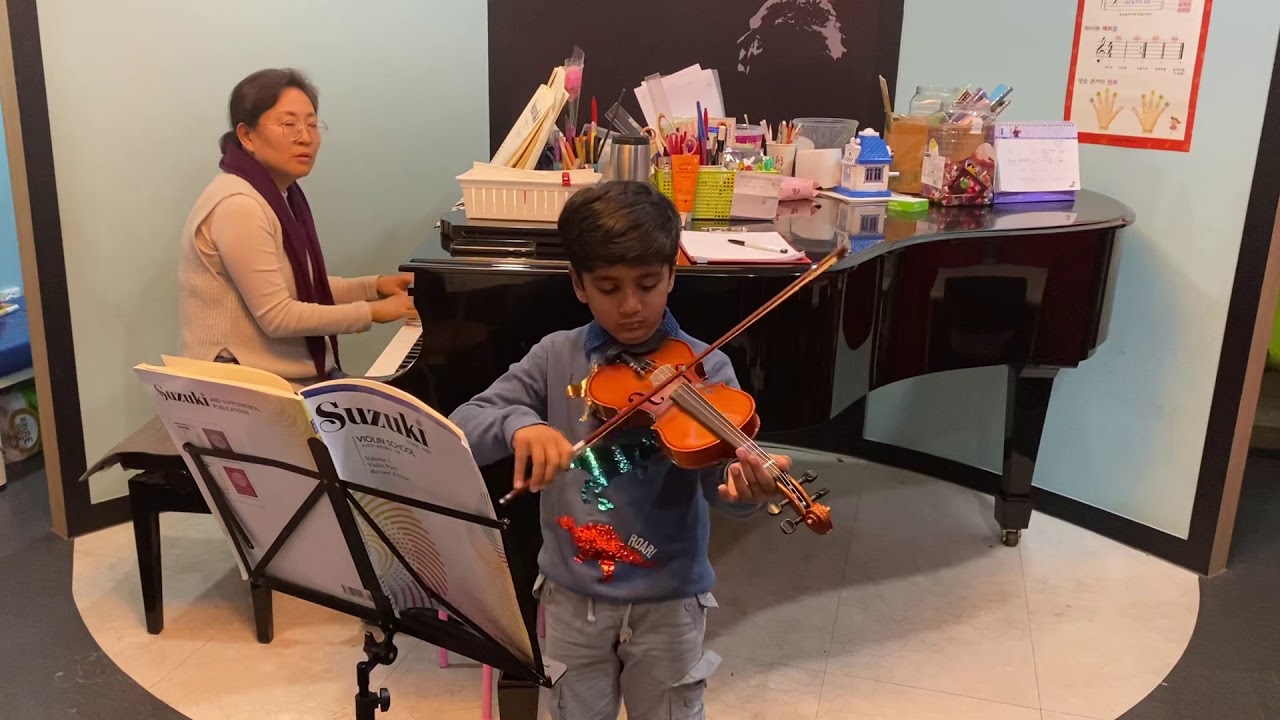 Suzuki violin book 1(twinkle little star) - YouTube
