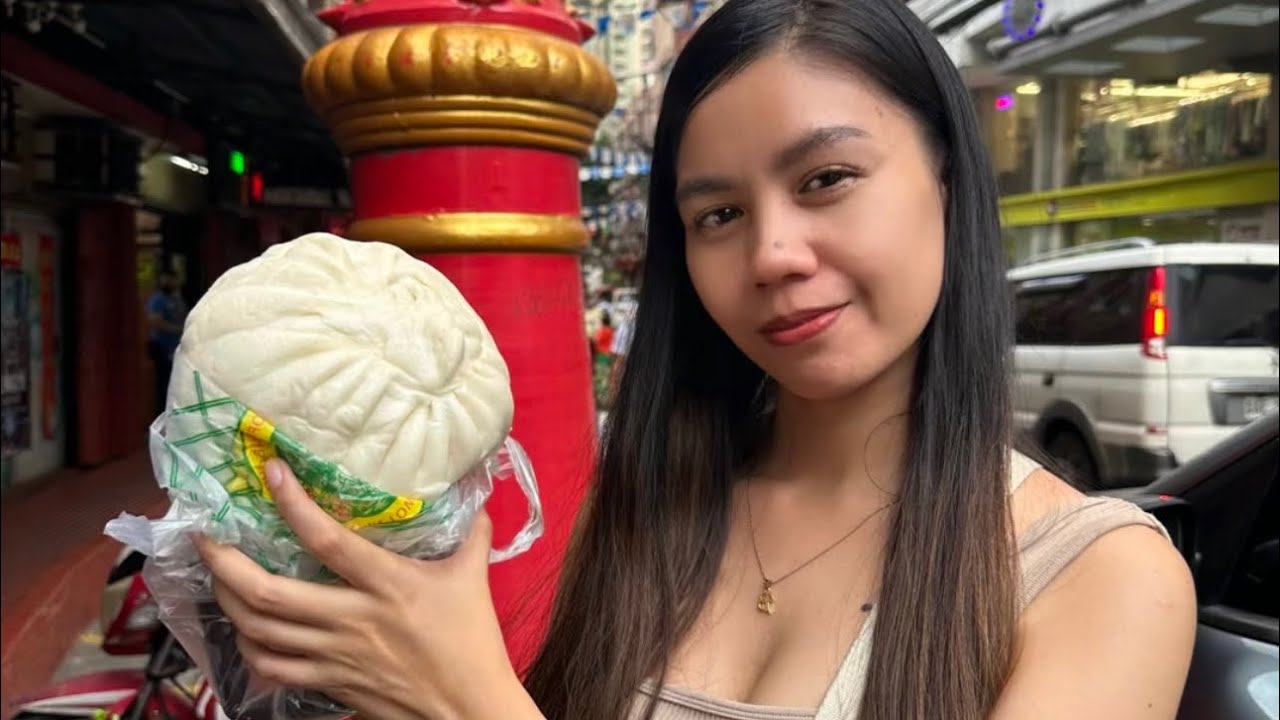 Wankee Bakery Giant Siopao - YouTube