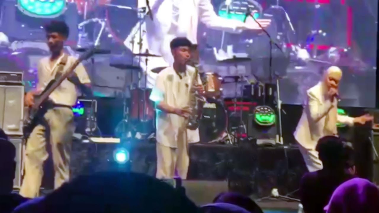 Mia and the Soundsmiths Live in JB - YouTube