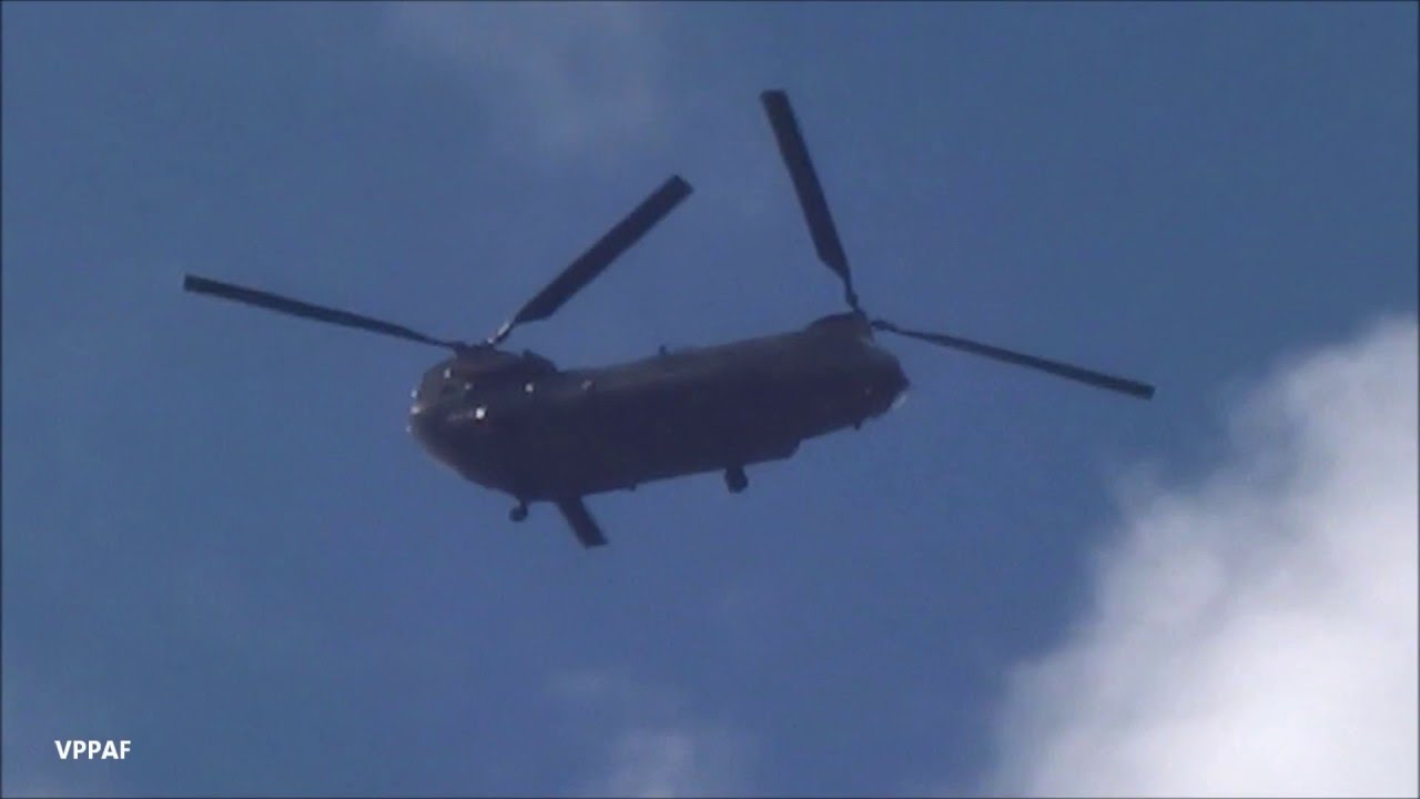 Chinook Hellicopter flyby - YouTube