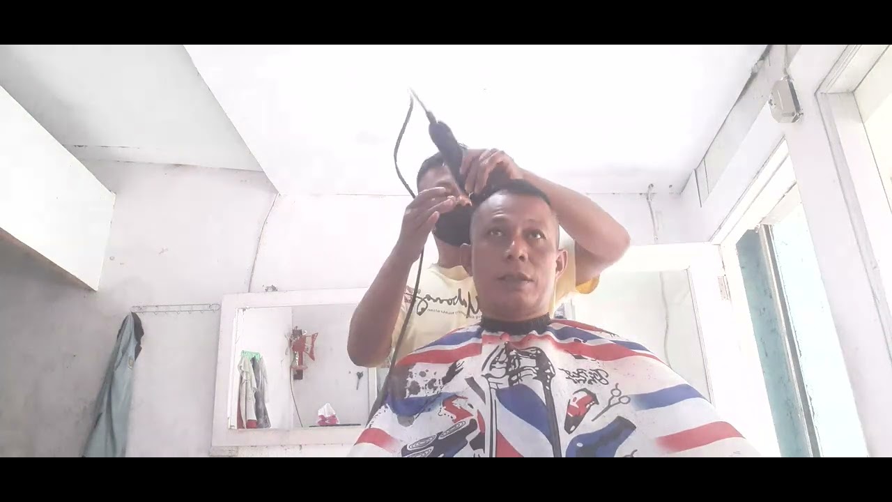 Aktivitas menjaga penampilan kerapihan potong rambut gaya cepak natural ...
