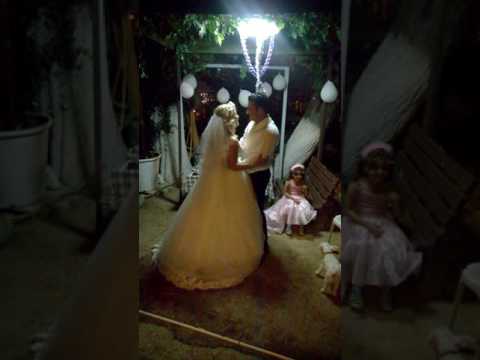 12. yıl evlilik yıldönümünü romantik kutlayan adam