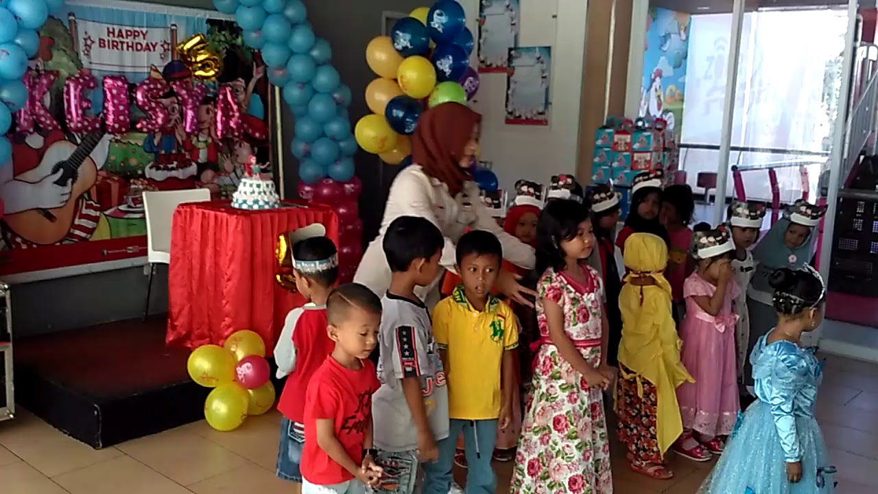 Ultah di KFC cirebon - YouTube