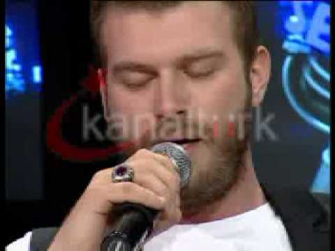 KANALTÜRK TV - Kıvanç Tatlıtuğ is singing  كيفانش في قناة ترك   يغني