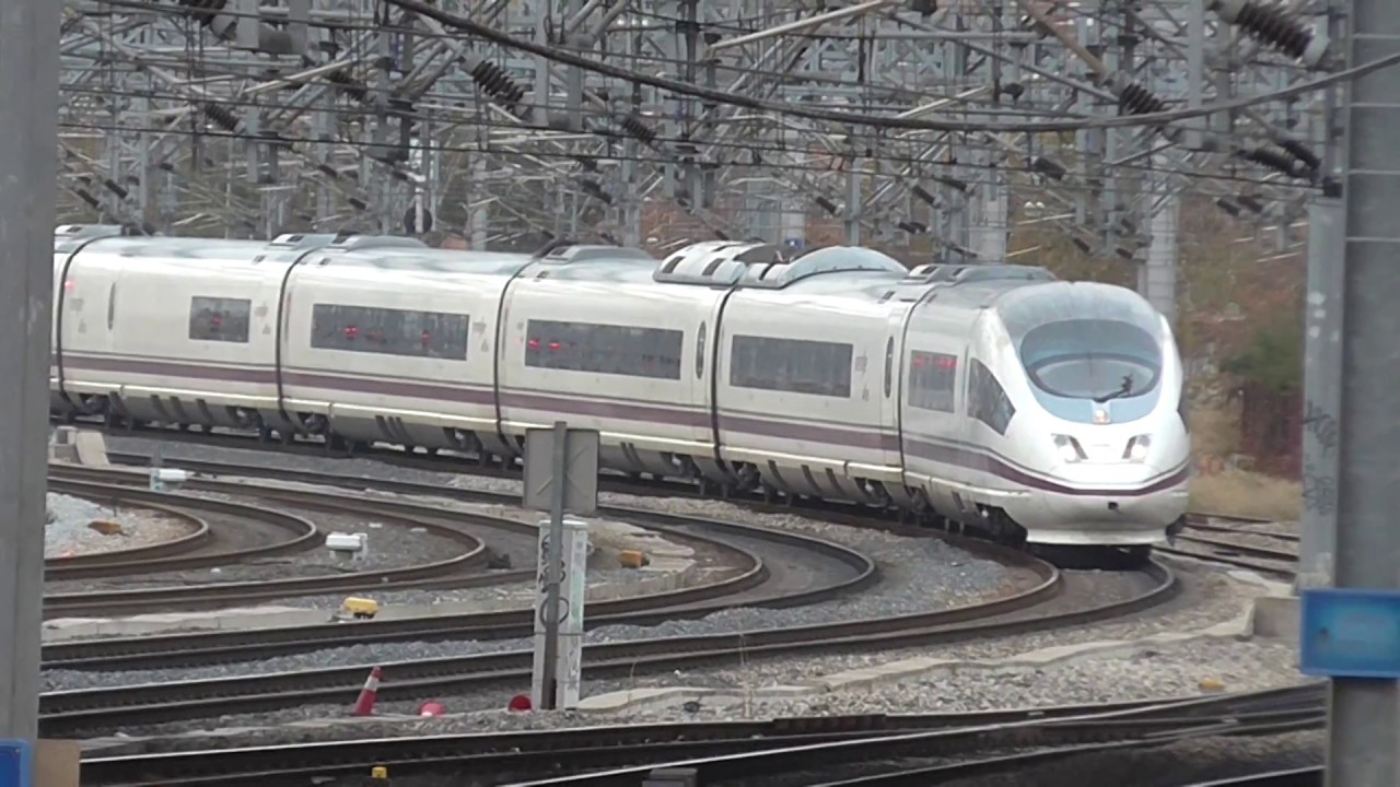 Renfe AVE - Tren de Alta Velocidad Siemens Velaro serie 103 en Madrid ...