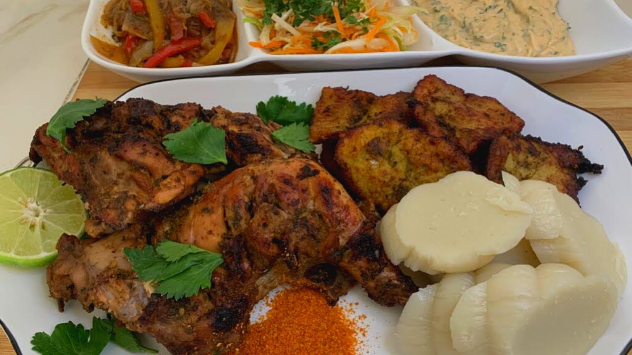 Cuisses de Poulet braisées au feu de charbon, chikwangue et banane ...