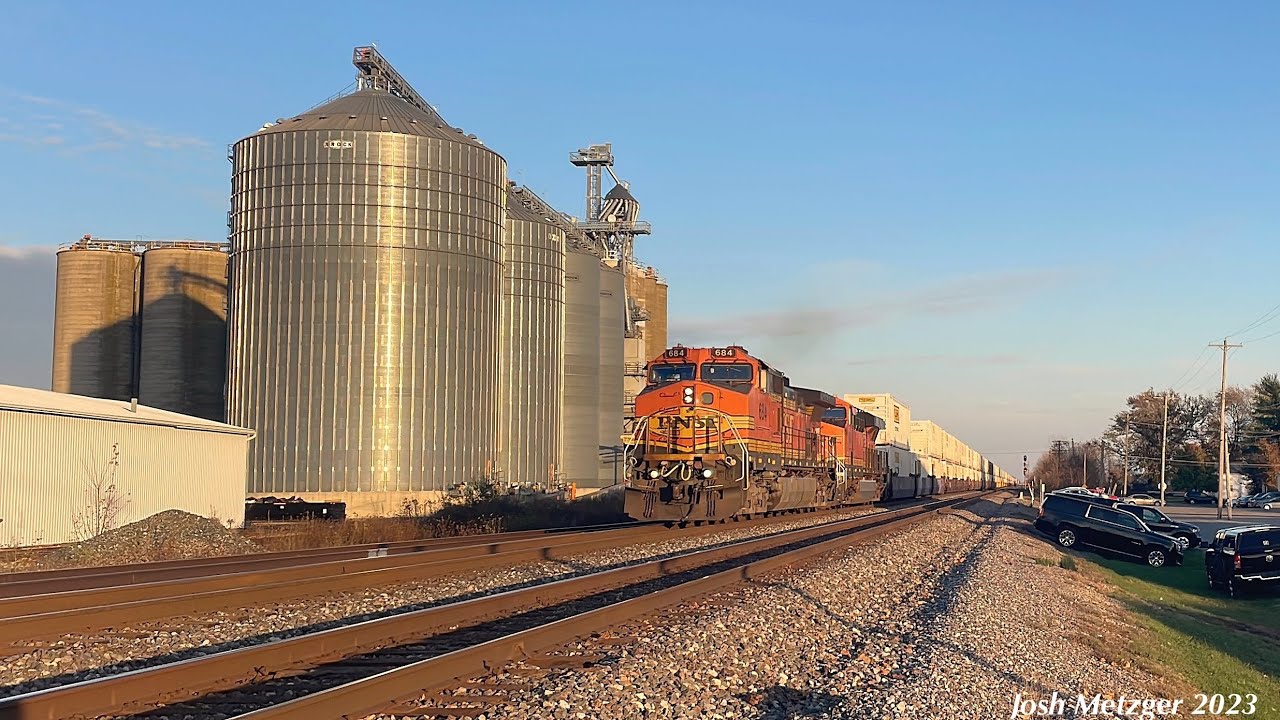 CSX I171-02 w/ BNSF C44-9W #684 and BNSF ES44C4 #6813 @ Marion St in ...