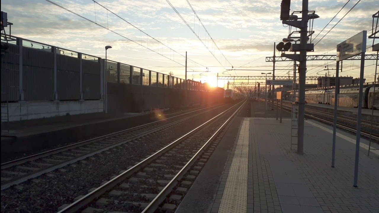 Stazione di Pioltello-Limito, transiti di treni con un bellissimo ...