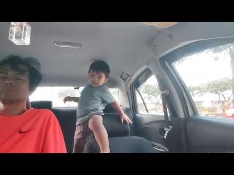 Hasiif main gelusor dalam kereta