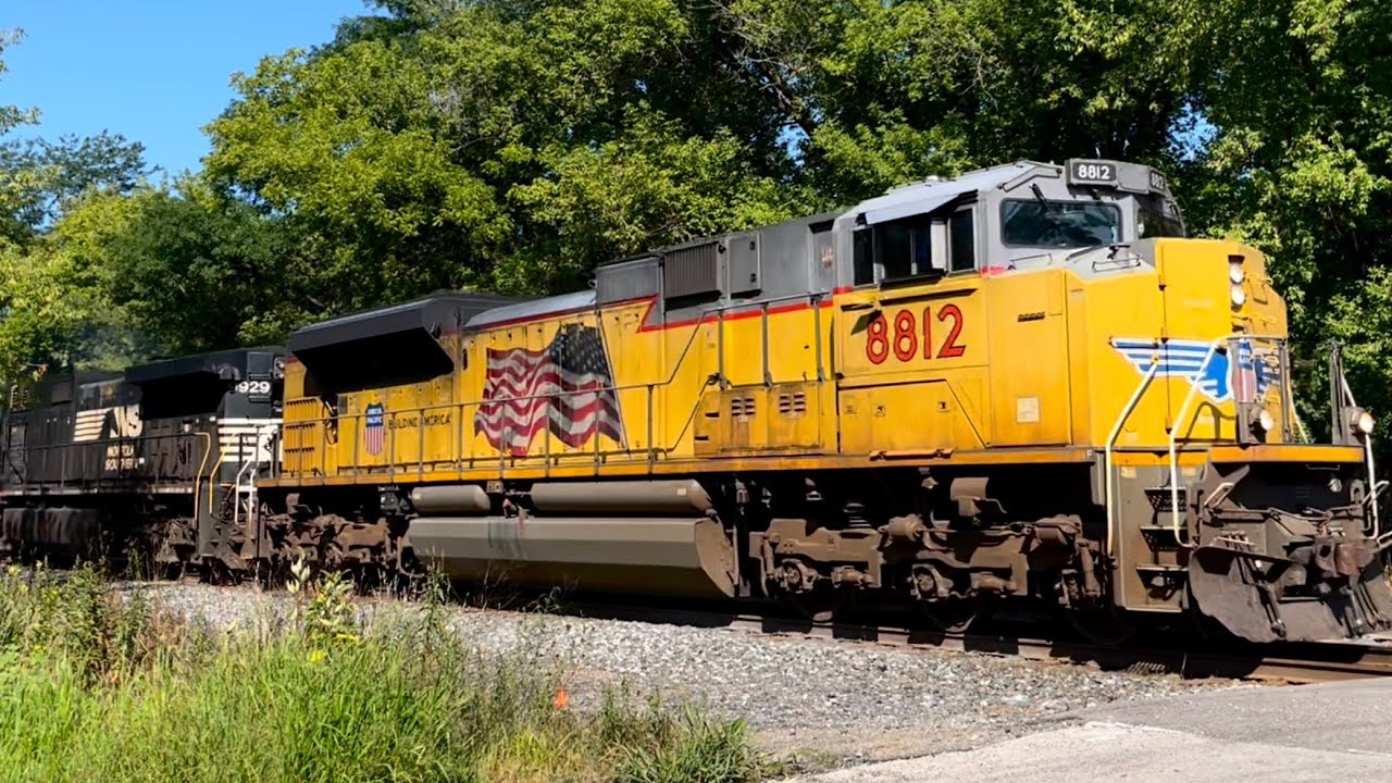 UP 8812 & NS 9929 Lead Short CSX M370 at Chestnut Street -8/24/2022 ...