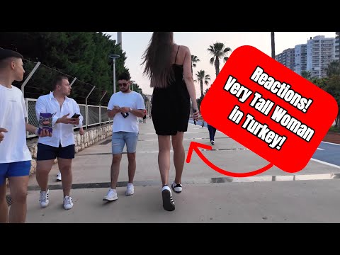 Reactions to an extremely tall woman in Türkiye!