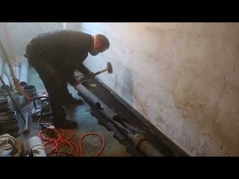 Rohrerneuerung , altes Gussrohr im Kellerboden saniert.