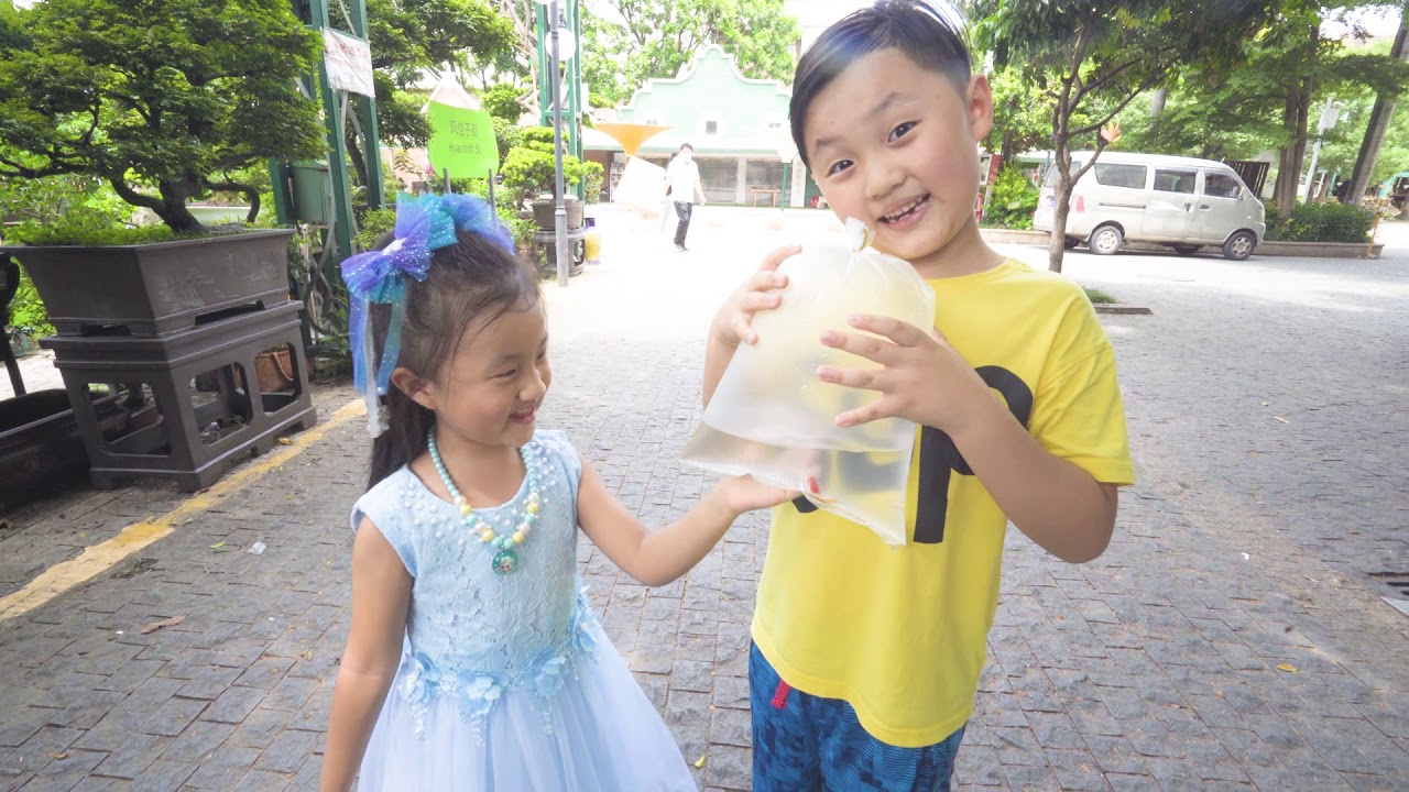 Pay attention to civilized behavior when going out, kids! - YouTube