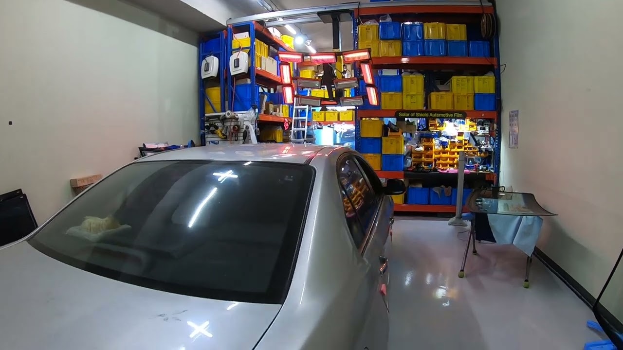 쉐보레 토스카 차량의 앞유리 파손수리이후 출고전 자동 열처리 경화건조를 처리하는 영상입니다 이외의 앞유리복원 열차단썬팅 하이패스룸미러 원격시동경보기 설치등의 정보