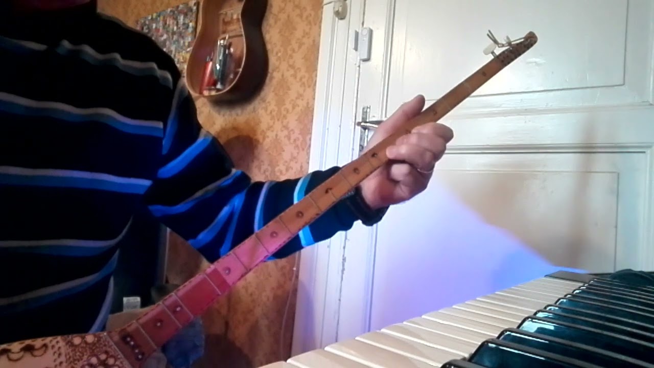 La çiftelia o qifteli è un tipico strumento musicale a corda di origine ...