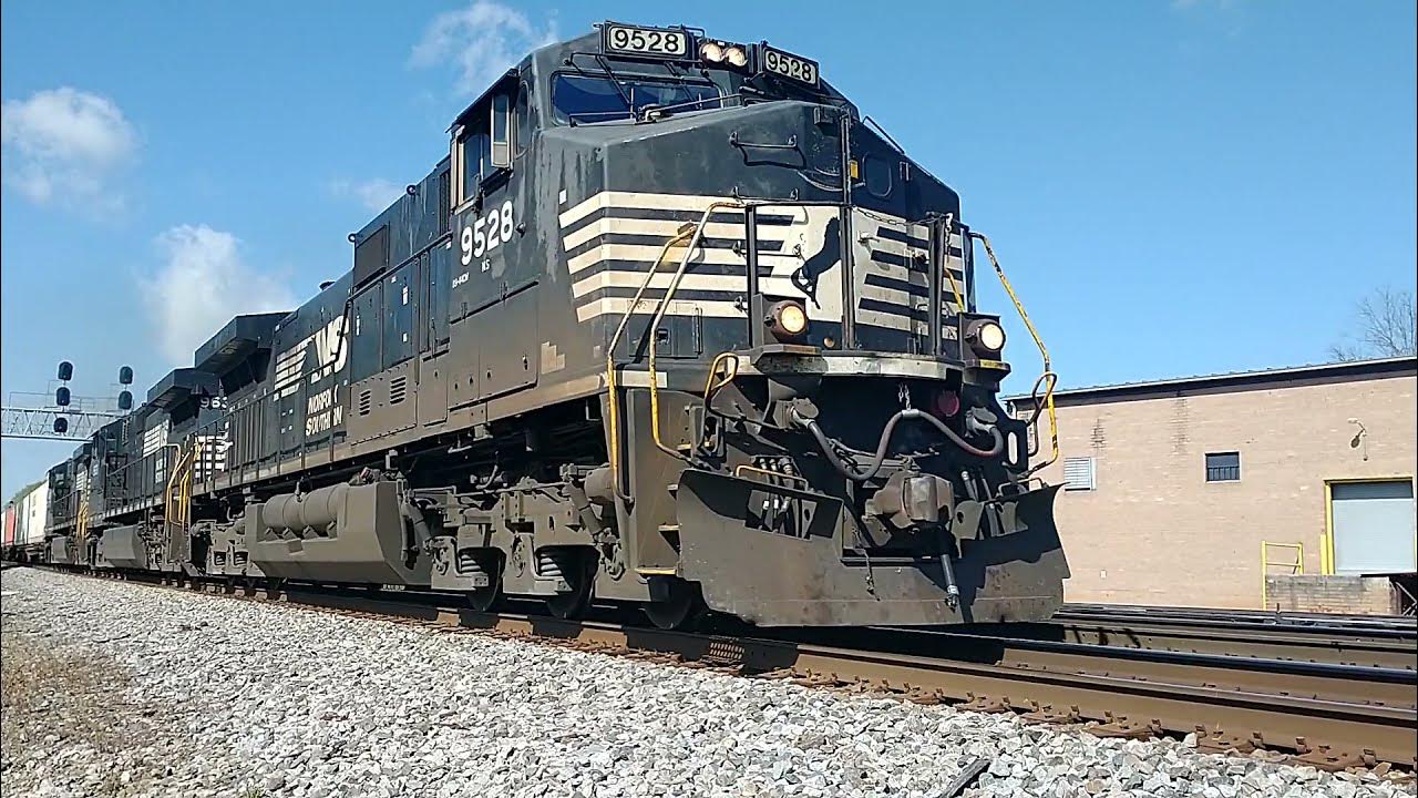 NS 9528 leading intermodal train 213 headed Northbound @ spencer N.C. 4/11/21🌄 - YouTube