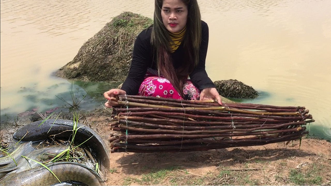 Wow ! ! Amazing Woman Make Fish Trap For Catch Fish - YouTube