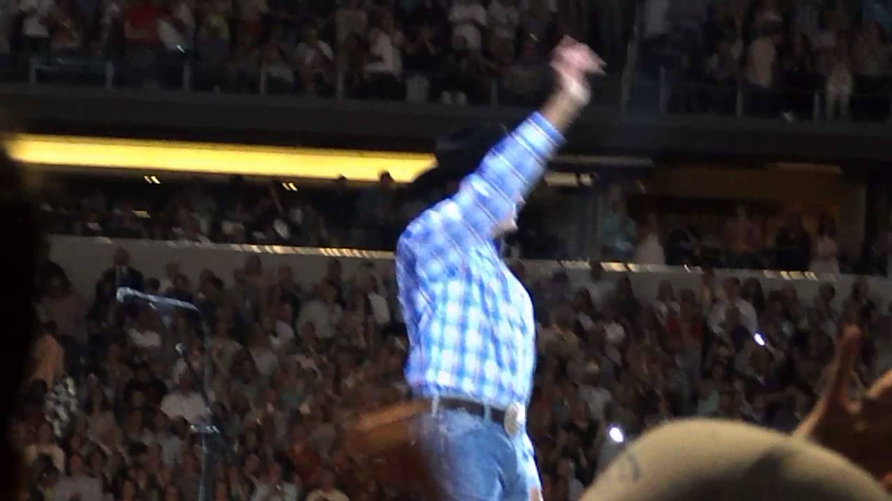 George Strait Singing the Entire song of Unwound at his last show 6/7 ...