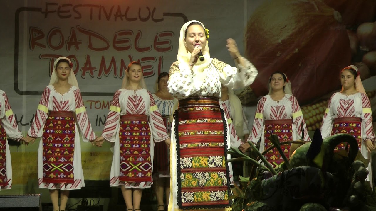 Ansamblul Hora Desnatuiului din Barca,Dolj, la Festivalul Roadele ...