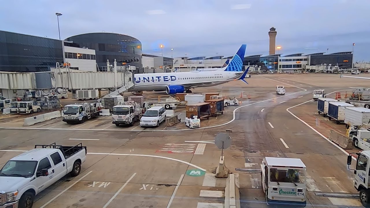 United Airlines economy class flight 724 (UA742) Houston to El Salvador ...