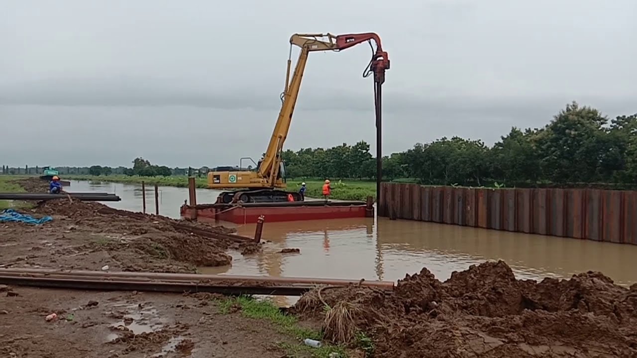 Proses Pemancangan Sheet Pile Baja - YouTube