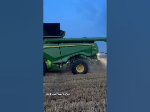 JOHN DEERE X9 1000 Combine Harvesting Wheat - YouTube