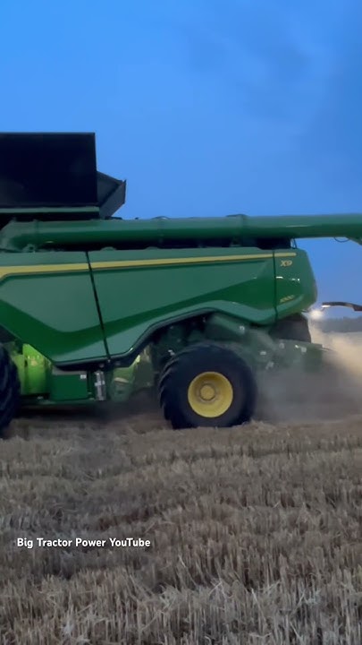 JOHN DEERE X9 1000 Combine Harvesting Wheat - YouTube