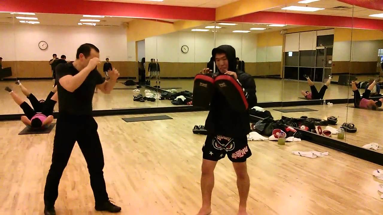 Right high roundhouse kick - YouTube