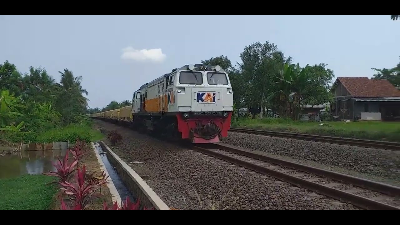 KA 2729 dan KA 68 berpapasan di spot JPL 355 - YouTube