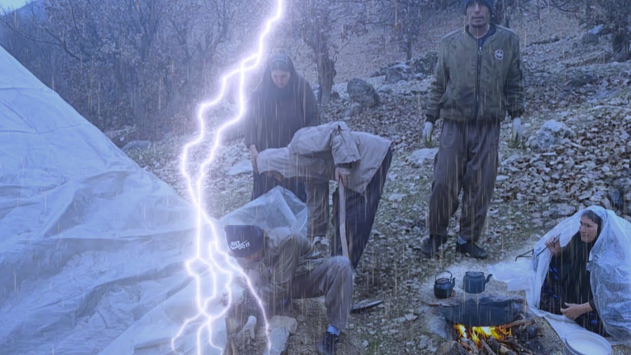 "The hard life of nomads under the rain; Narration of a turbulent day ...