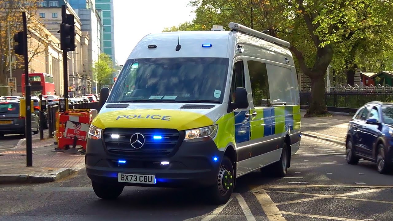 Metropolitan Police 2024 CBRN van emergency lights + siren - YouTube